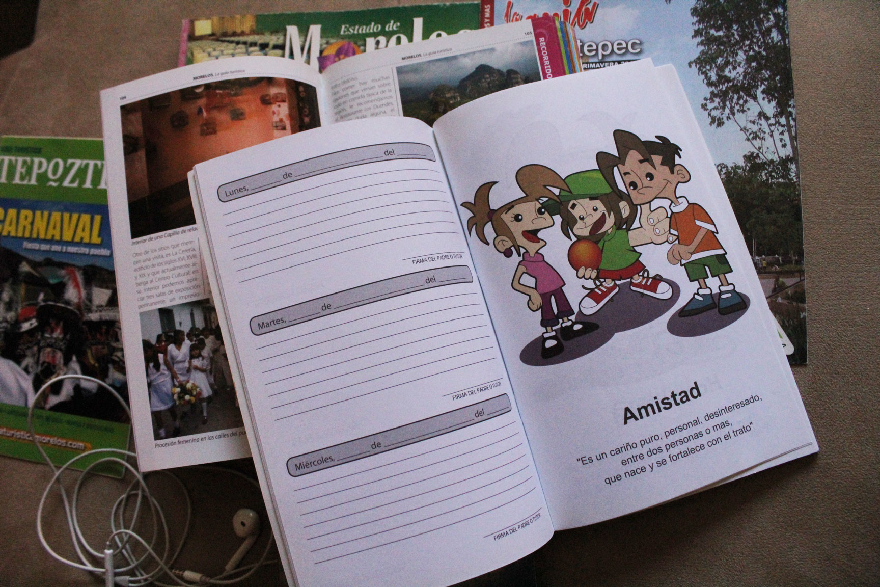 Edición de materiales informativos con contenidos originales